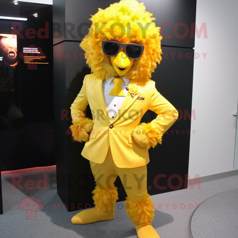Personaje de traje de mascota de pollo frito amarillo vestido con una ...