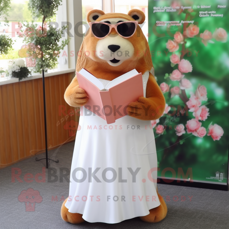 Personagem de mascote Peach Beaver vestida com um vestido de noiva e ...