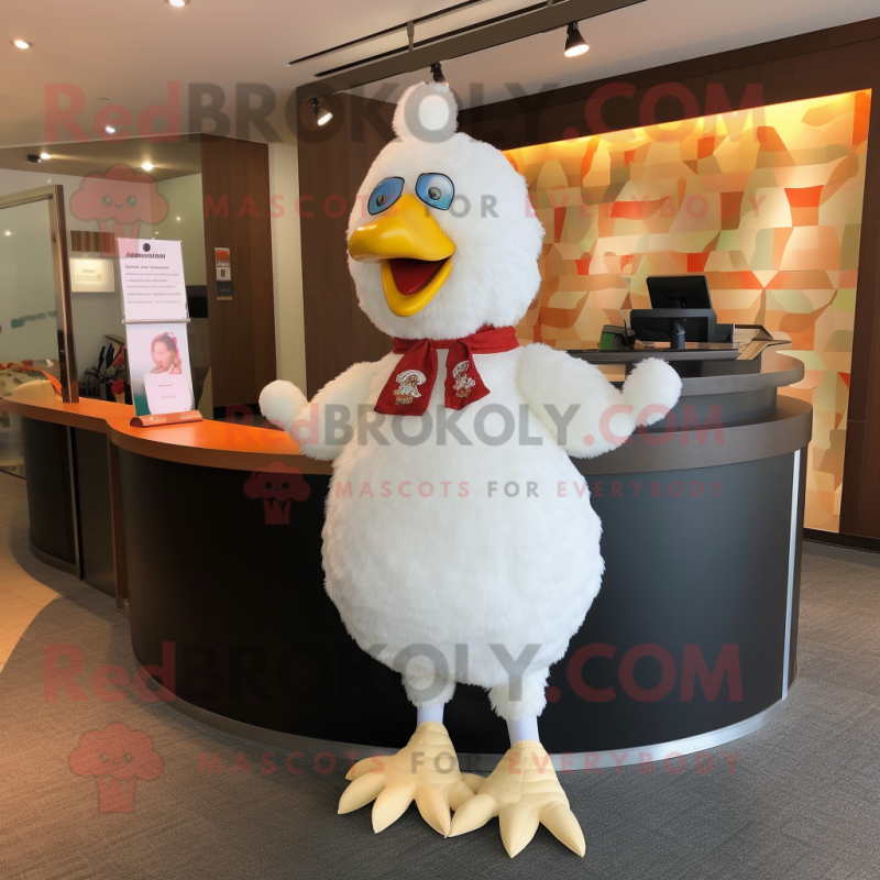 Personaje de traje de mascota de pollo blanco vestido con una falda ...