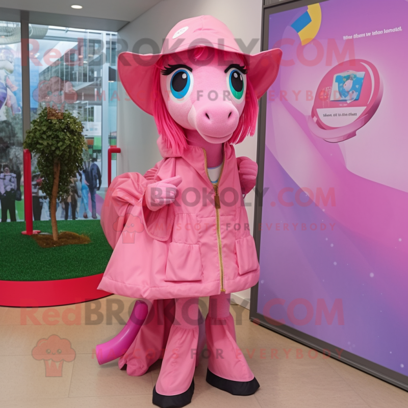 Personagem de fantasia de mascote Pink Mare vestido com uma capa de ...
