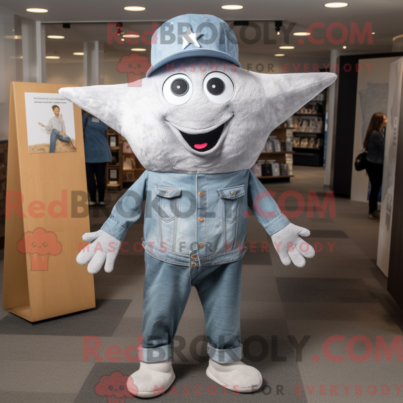 Sølv sjøstjerne maskot drakt karakter kledd med en dongeriskjorte i ...