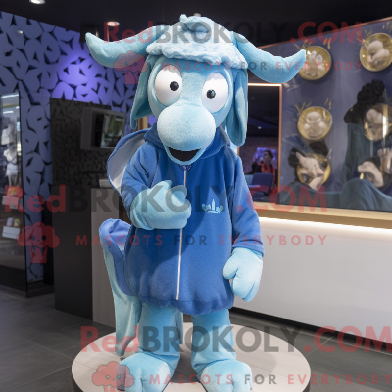 Sky Blue Goat maskot-draktfigur kledd med en Cover-up og Berets ...