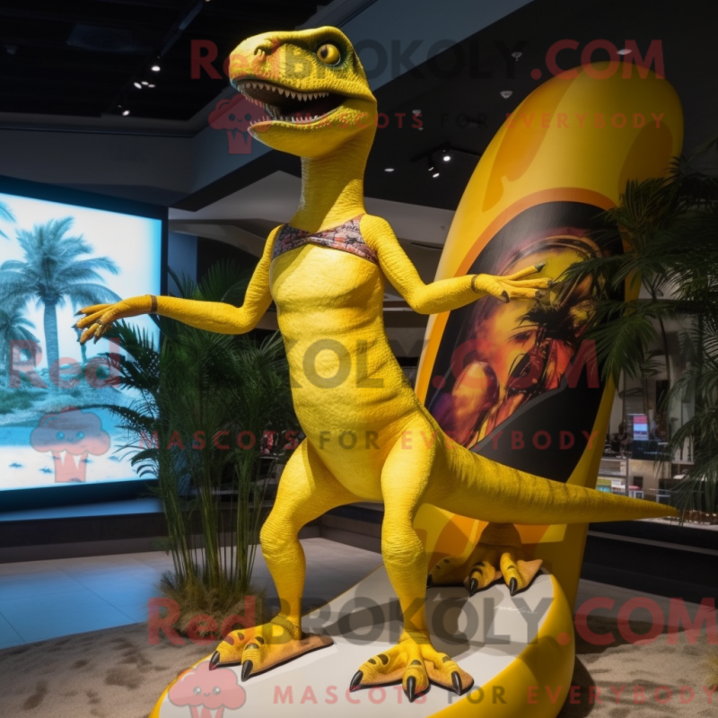 Maskot karakter af en gul Velociraptor klædt med en bikini og wraps ...