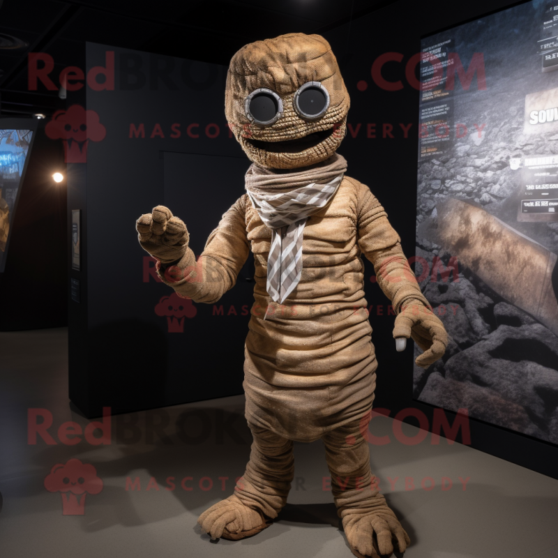 Rust Mummy personaje disfrazado de mascota vestido con un chaleco y ...