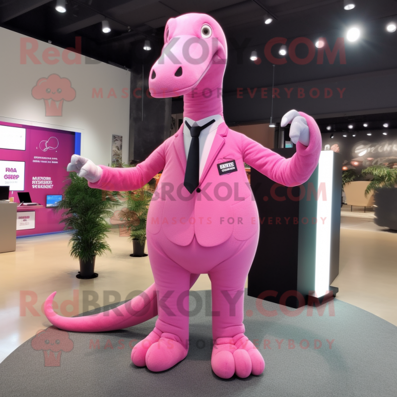Personagem de fantasia de mascote de braquiossauro rosa vestido com um ...